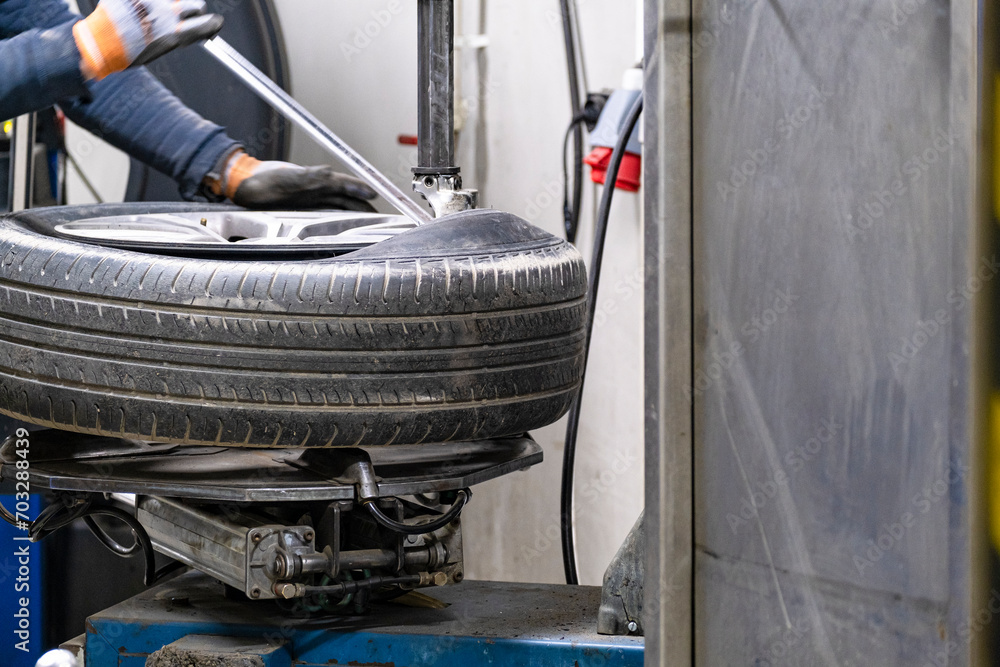 Disassembly and installation of the tire on the disc of the car ...