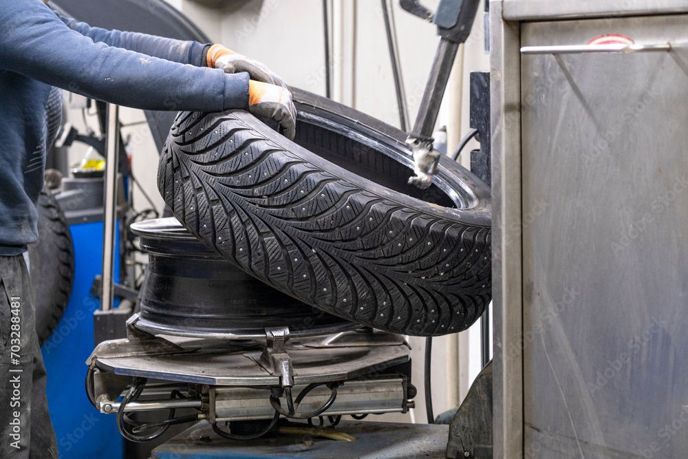 Disassembly and installation of the tire on the disc of the car ...
