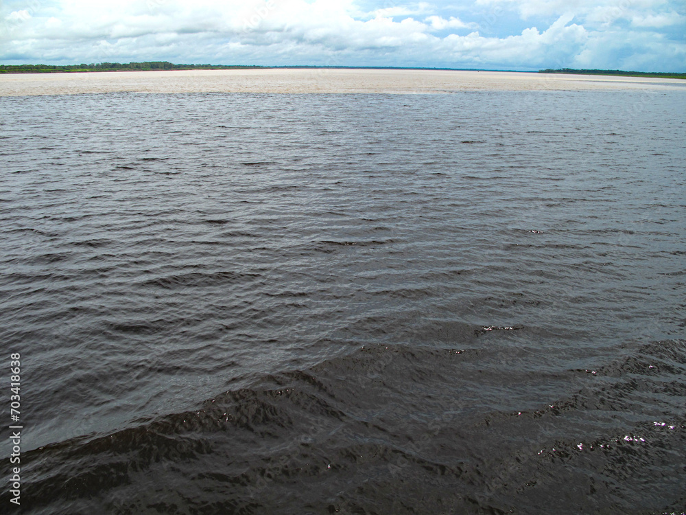 Encontro das águas dos rios Negro e Solimões dando origem ao rio ...