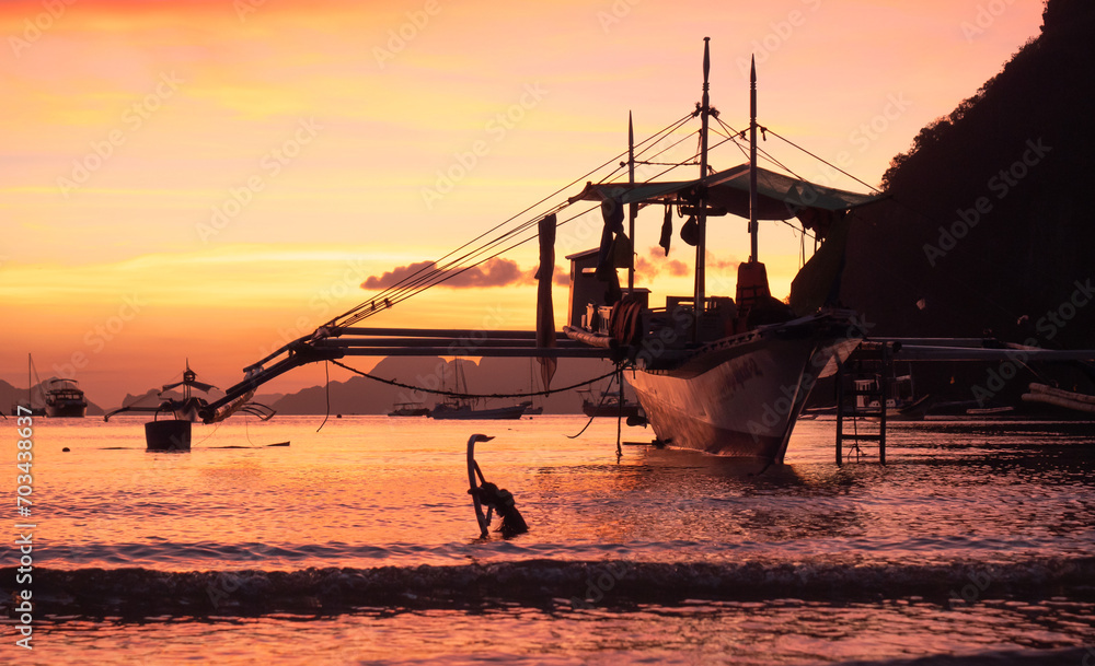 Traditional philippine boat bangka at sunset time. Beautiful sunset ...
