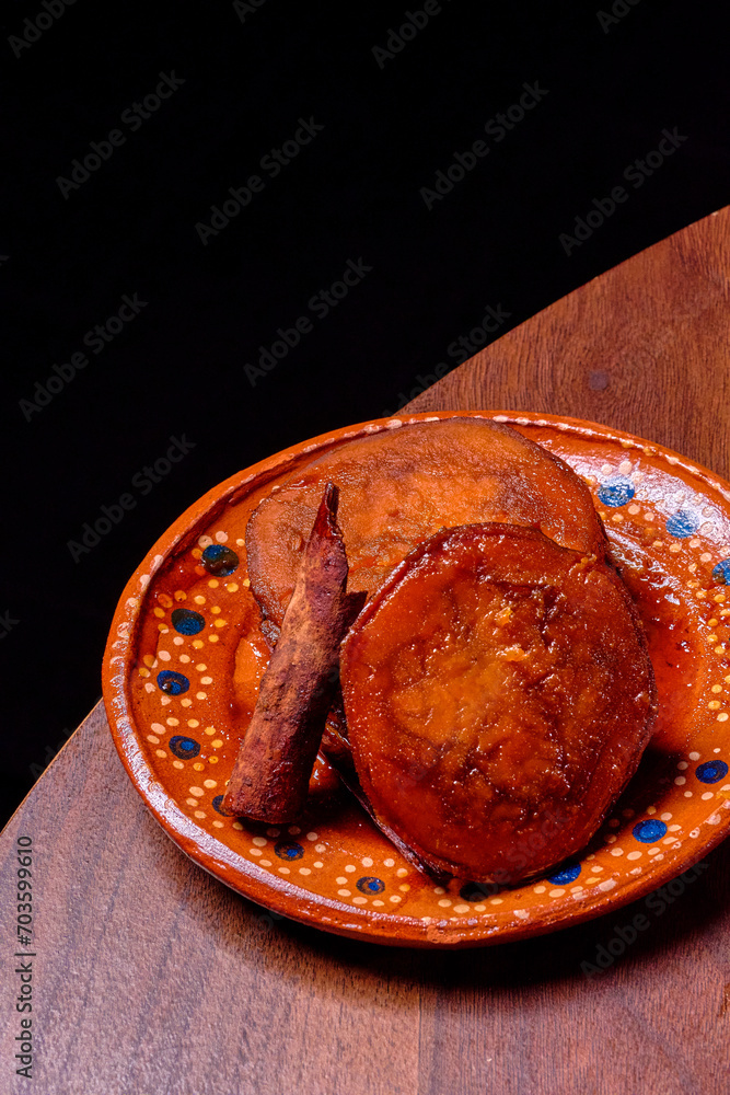 Dulce de camote. Comida típica mexicana, camote en dulce Stock Photo ...