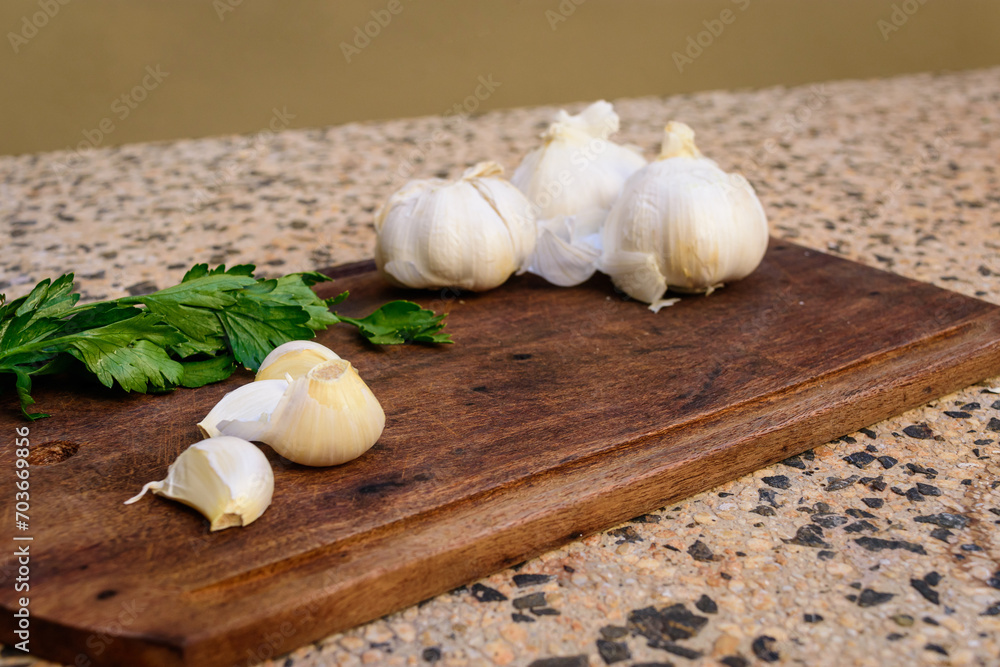 Dientes y cabezas de ajo orgánicas y naturales sobre tabla de madera ...