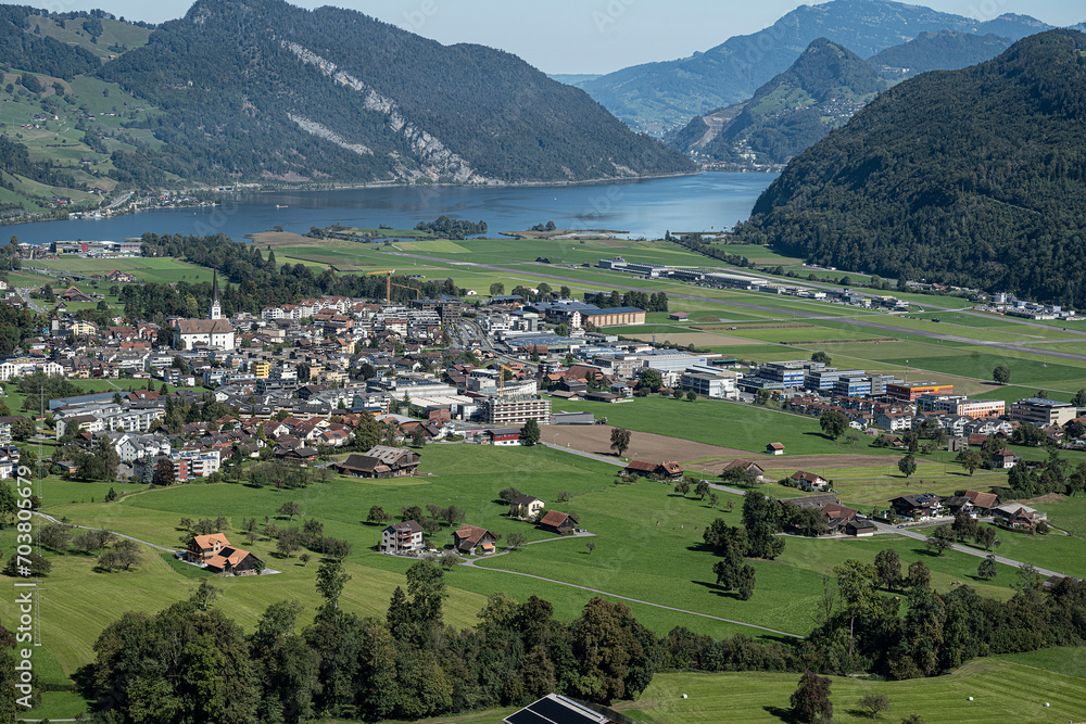 Dorf Alpnach OW mit Vierwaldstättersee, Schweiz (Luftaufnahme) Stock ...