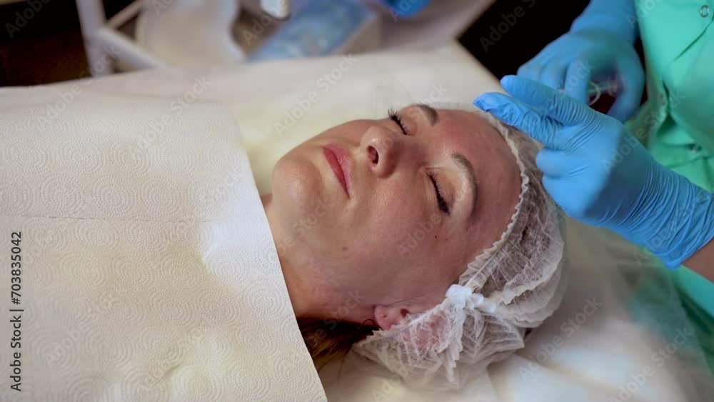 Vidéo Stock Female patient getting botulinum toxin injections in beauty ...