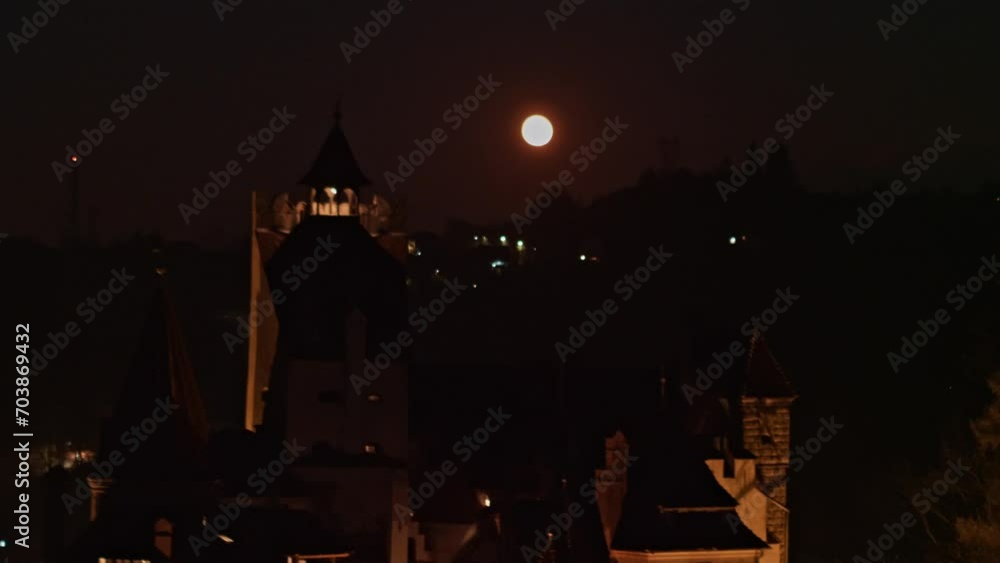 Vidéo Stock Establishing aerial shot of medieval Bran Dracula Castle in ...