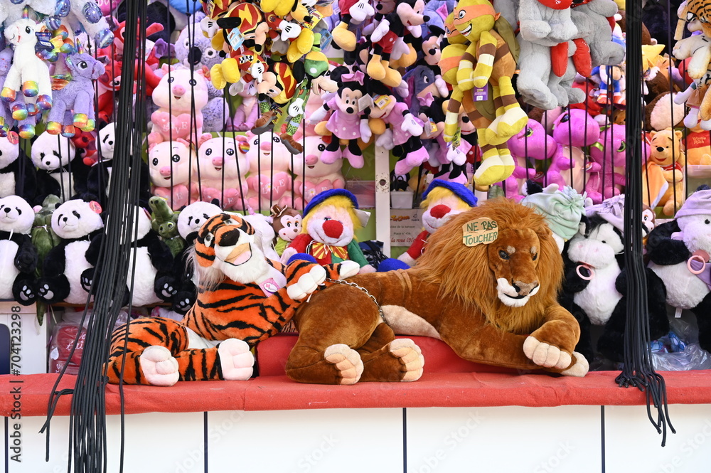 Jeu de tir de ficelles à la fête foraine Stock Photo | Adobe Stock