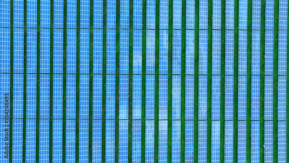 Vidéo Stock A solar plant employs photovoltaic cells or concentrating ...