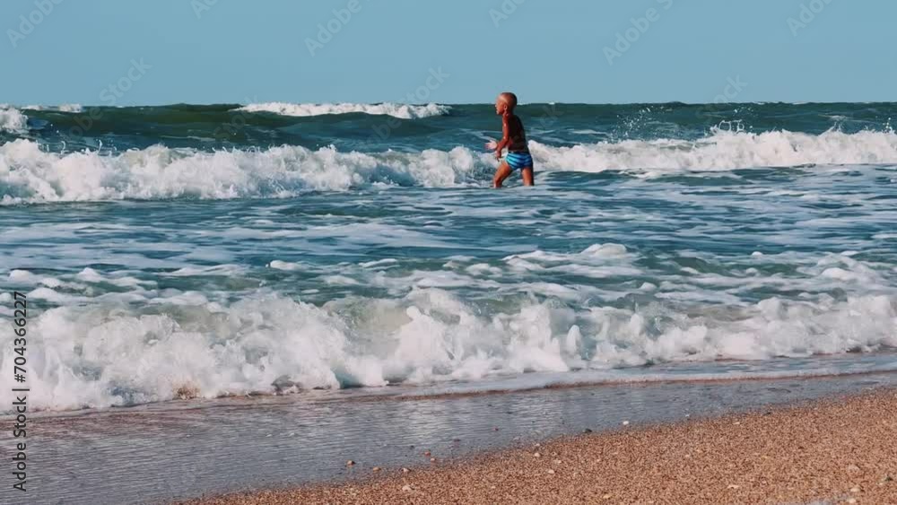Vidéo Stock A child swims in the Sea of Azov. A boy jumps into the sea ...