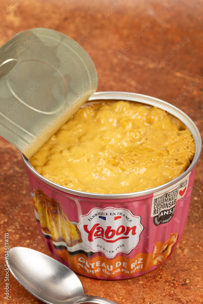 Vaison-la-Romaine, Vaucluse, France - 01122023 : boite de gâteau de riz ...