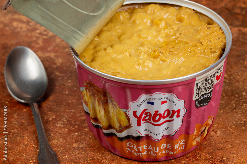 Vaison-la-Romaine, Vaucluse, France - 01122023 : boite de gâteau de riz ...