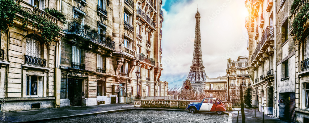 Foto de small paris street with view on the famous paris eifel tower on ...