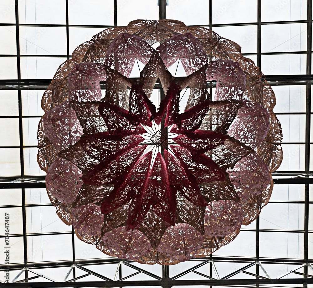 obra de arte de colores , rojos colgado desde el techo centro artistico ...