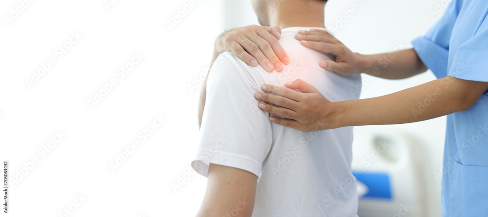 Foto de Doctor diagnosing man's shoulder pain in hospital examination ...