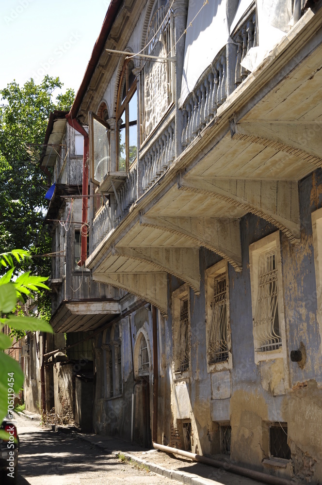 Tradycyjna gruzińska architektura, stare domy z drewnianymi balkonami ...