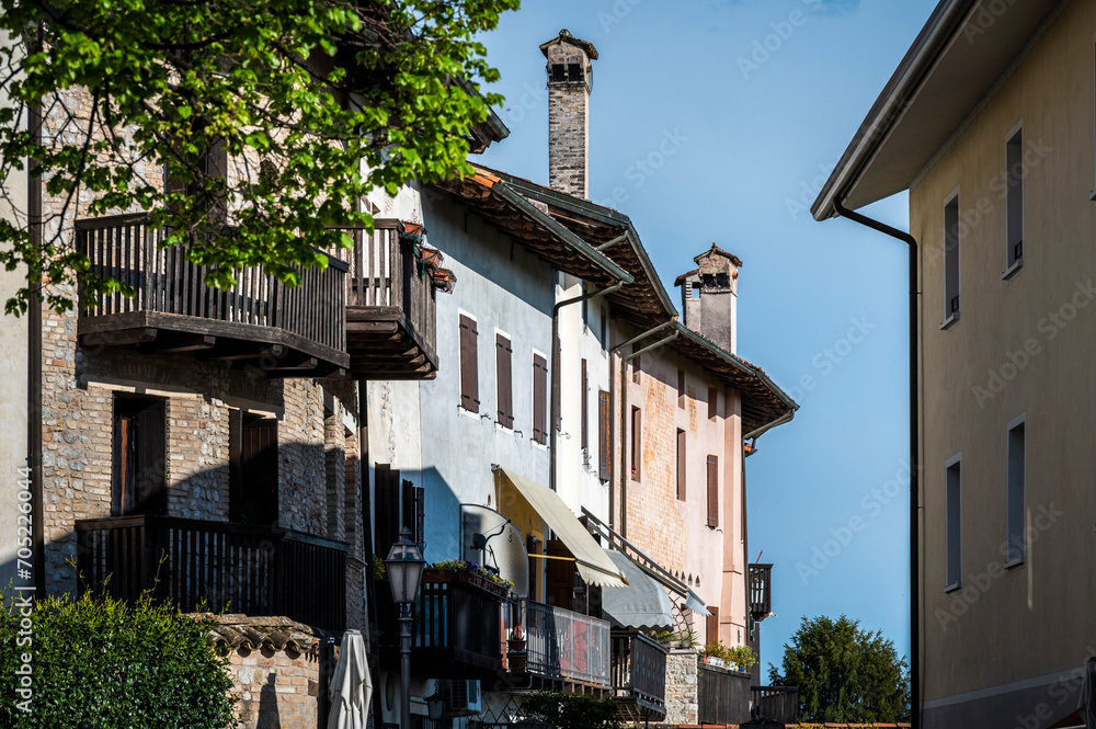 Architecture and art in the ancient fortified village of Valvasone ...