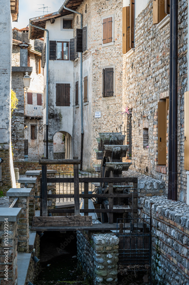 Architecture and art in the ancient fortified village of Valvasone ...