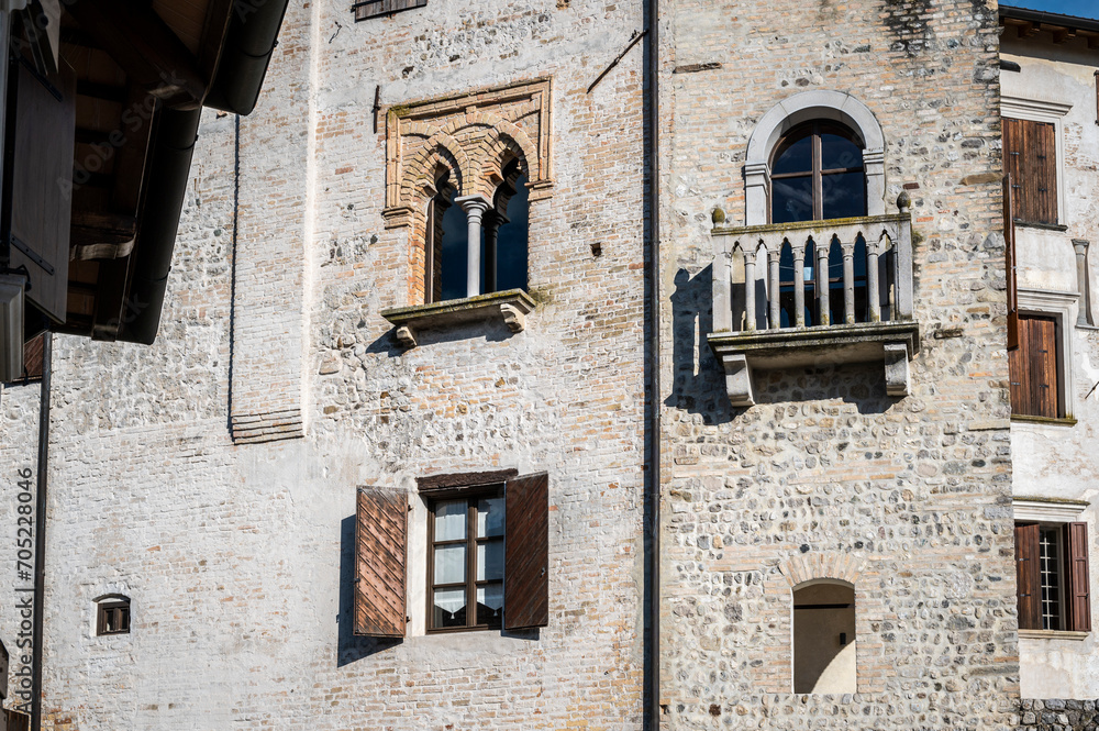 Architecture and art in the ancient fortified village of Valvasone ...