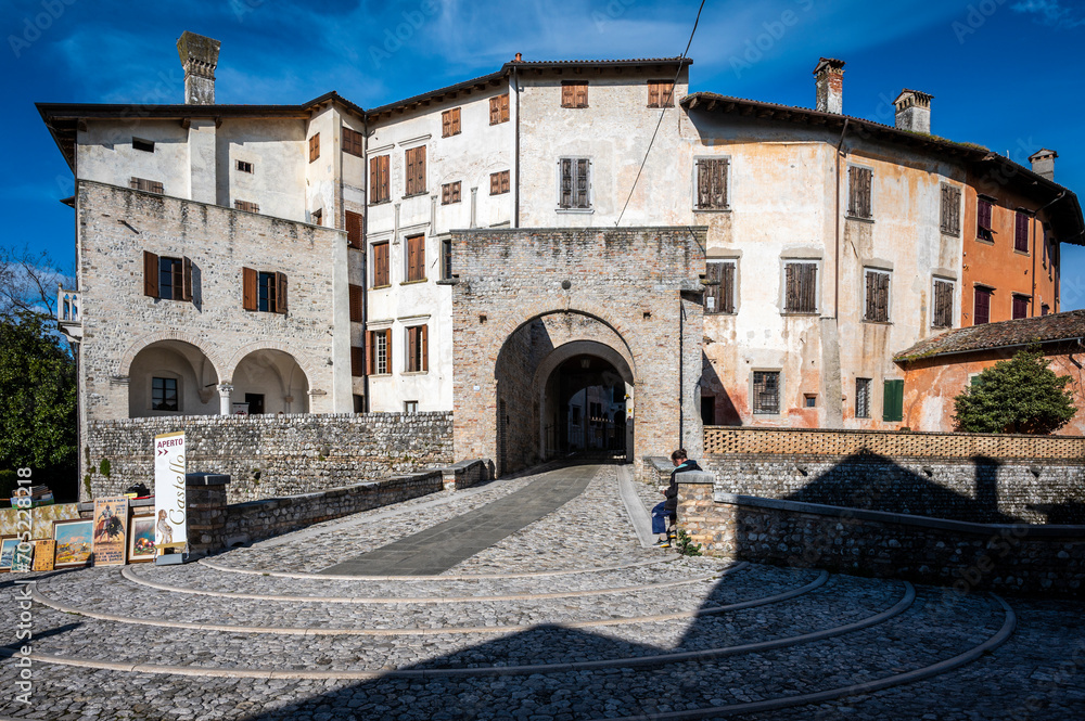 Architecture and art in the ancient fortified village of Valvasone ...