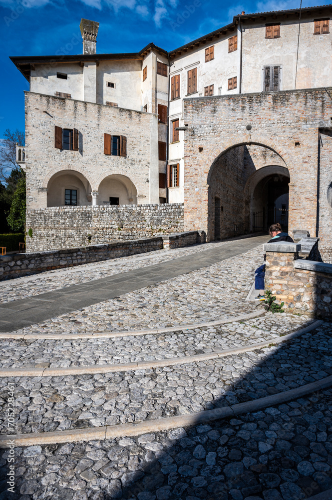 Architecture and art in the ancient fortified village of Valvasone ...