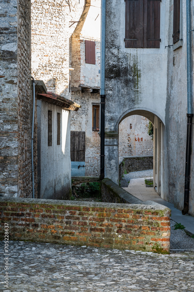 Architecture and art in the ancient fortified village of Valvasone ...
