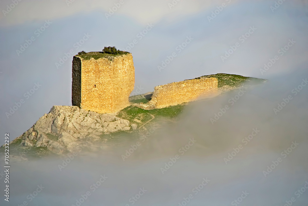 Nieblas sobre el castillo de las cinco esquinas, en las sierras de ...