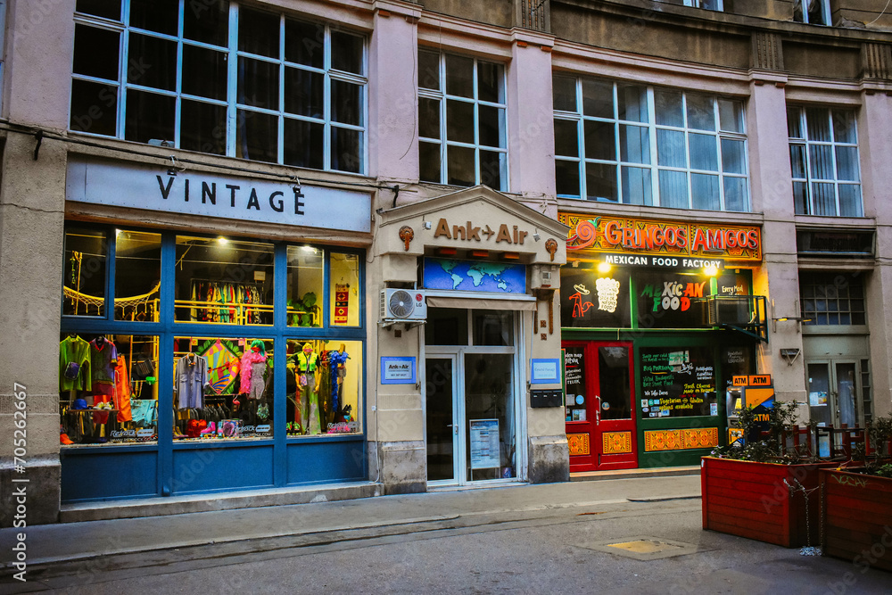 Foto de Shopping street in Budapest, shopping stores, vintage second ...