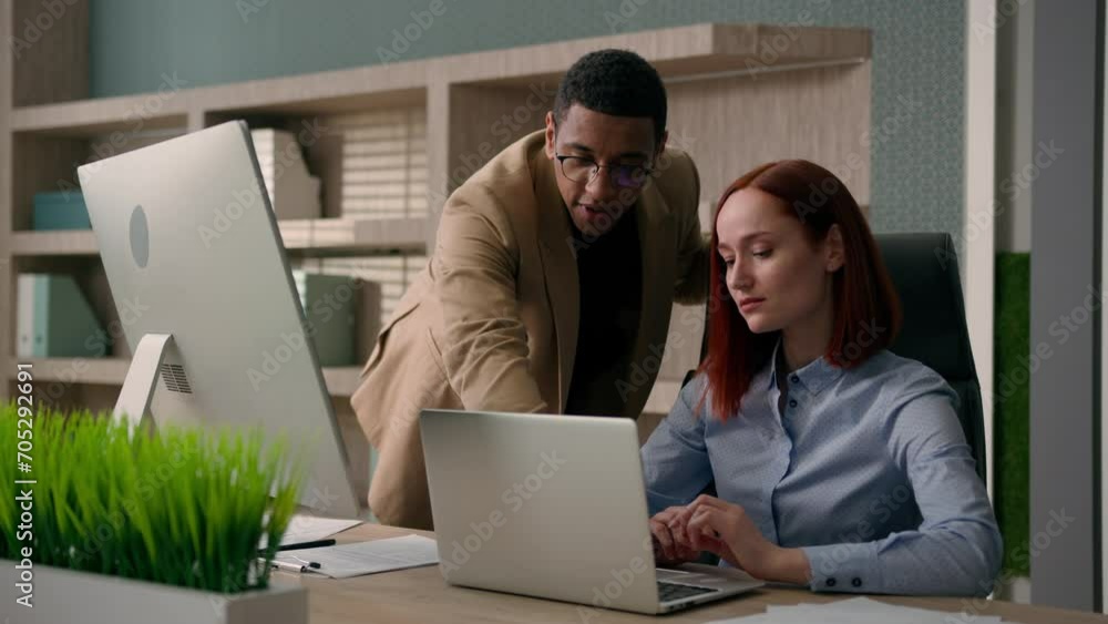 Vidéo Stock African American man boss mentor coach businessman teaching ...