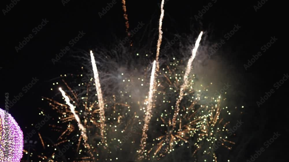 Vidéo Stock Golden fireworks that actually shine with bokeh lights in ...