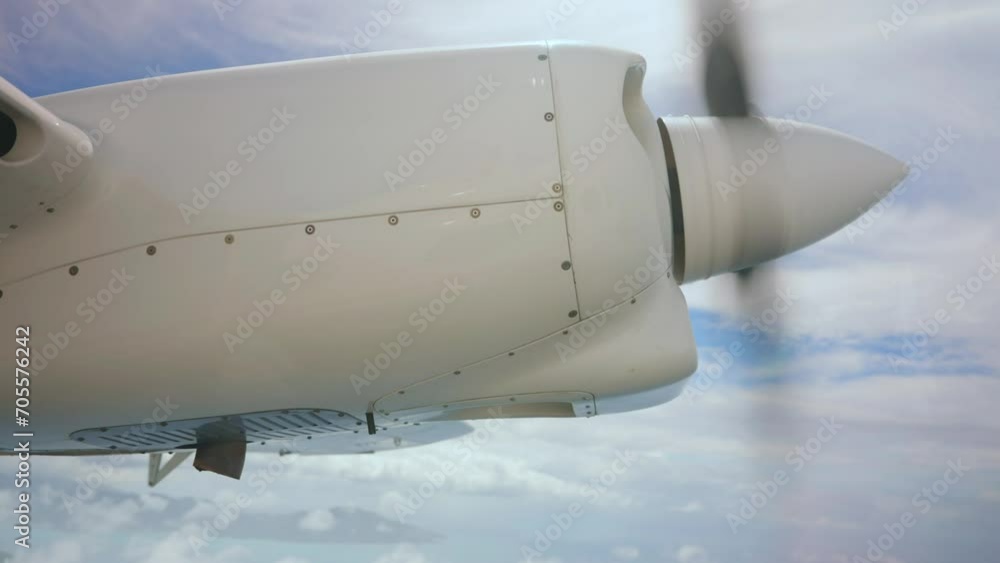 Vidéo Stock Charter engine from window view. Airplane propeller turbine ...