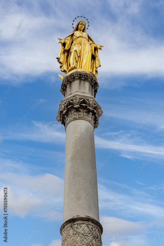Virgin Mary with angels column in front of gothic Zagreb Cathedral ...
