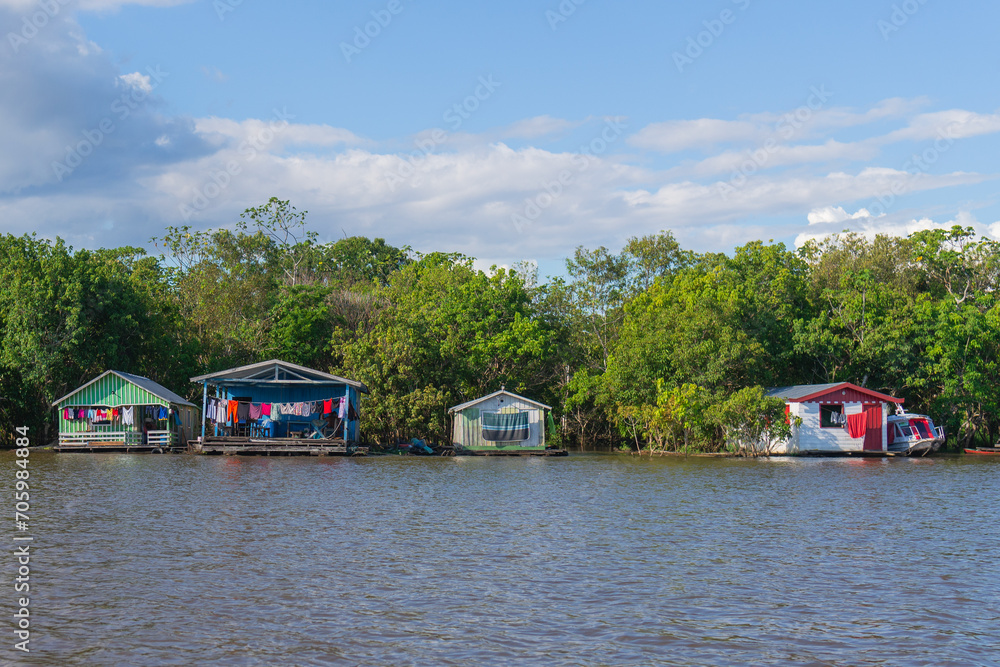 Comunidade ribeirinha / casas flutuantes próximo a Manaus, Amazonas ...