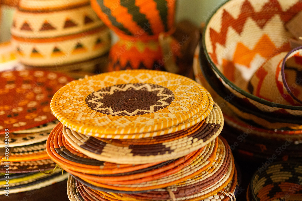 Foto de Artesanato indígena feito com palha de tucumã por ribeirinhos ...