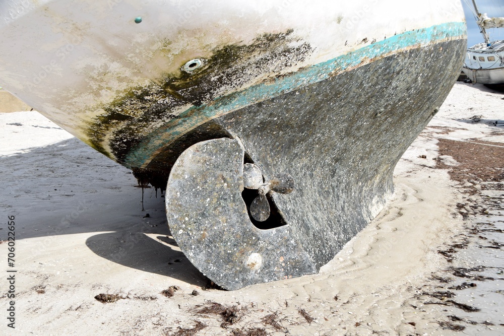 Poster boat washed ashore on beach with propeller – Wall Art | UkPosters