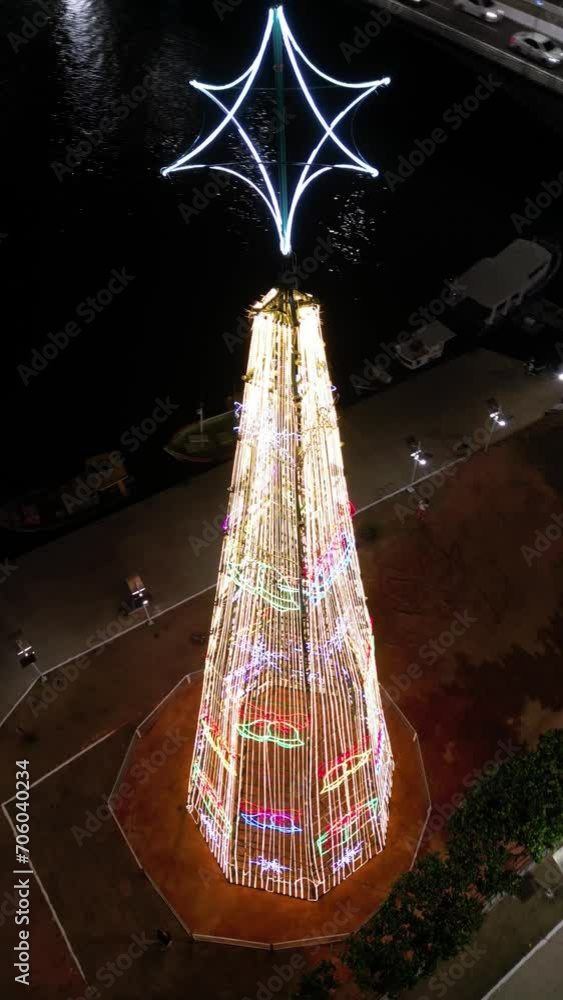 Imagem aérea de drone da cidade de Guarapari a noite, praia do morro e ...