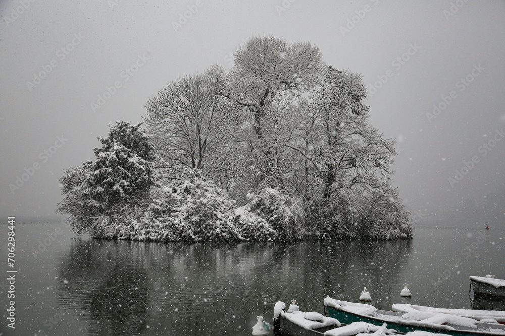 Les canaux d'Annecy. Chute de neige du 09/01/2024 à Annecy, 10cm en 3h ...