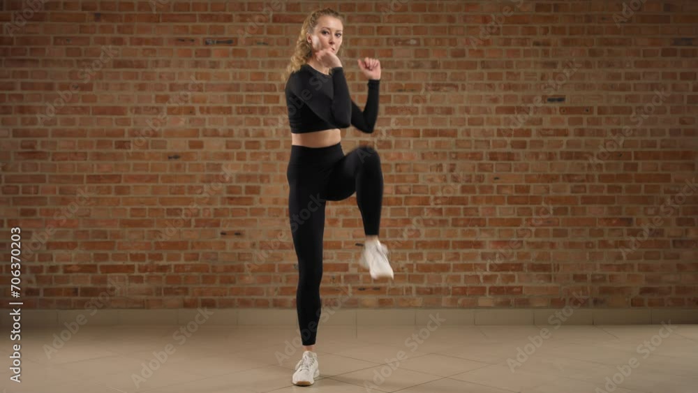 A fitness trainer performs a right squat oblique crunch. The girl ...
