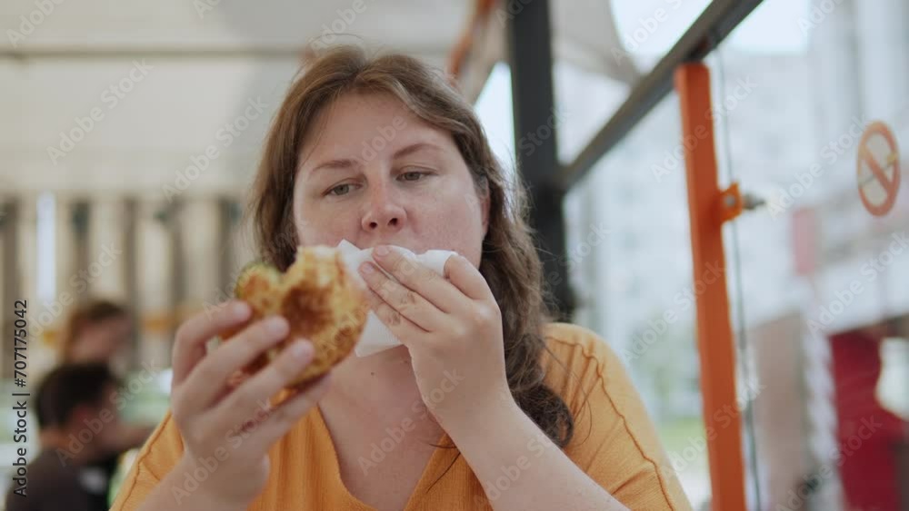 Vidéo Stock Portrait of plus size woman wiping her mouth with white ...