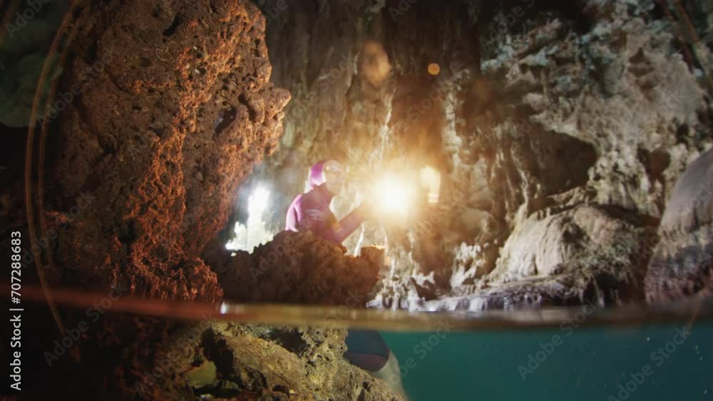 Vidéo Stock Cave freediving. Freediver swims underwater and explores ...
