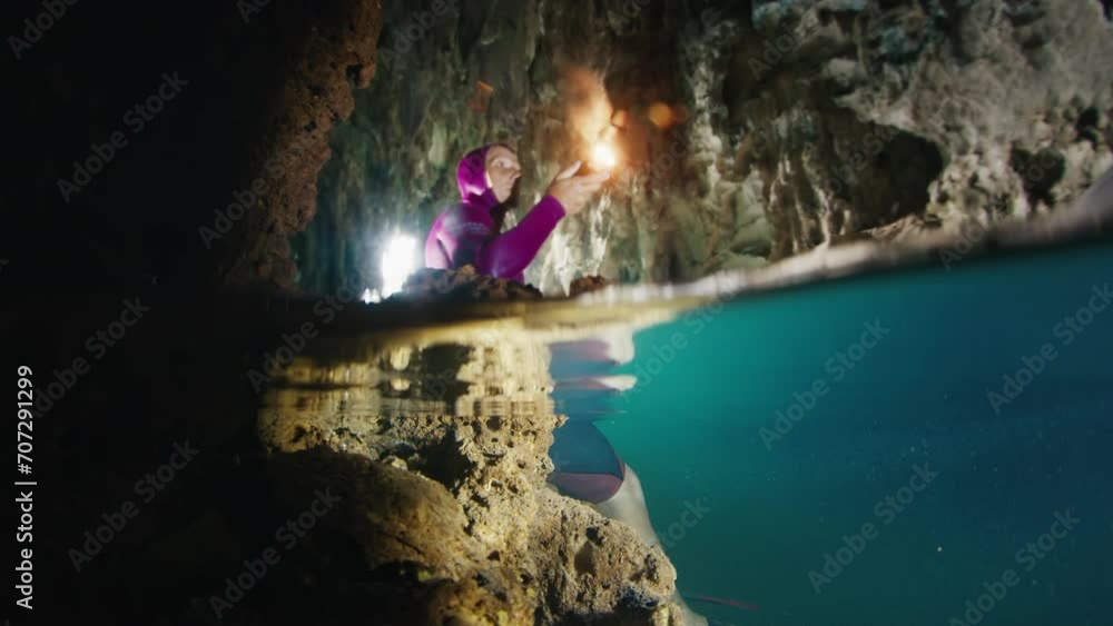 Vidéo Stock Cave freediving. Freediver swims underwater and explores ...