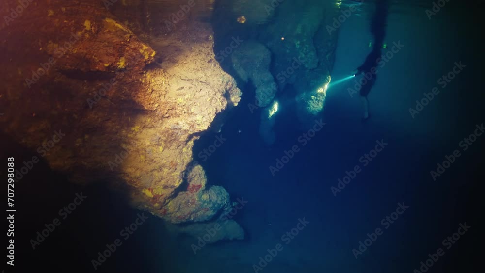 Vidéo Stock Cave freediving. Freediver swims underwater and explores ...