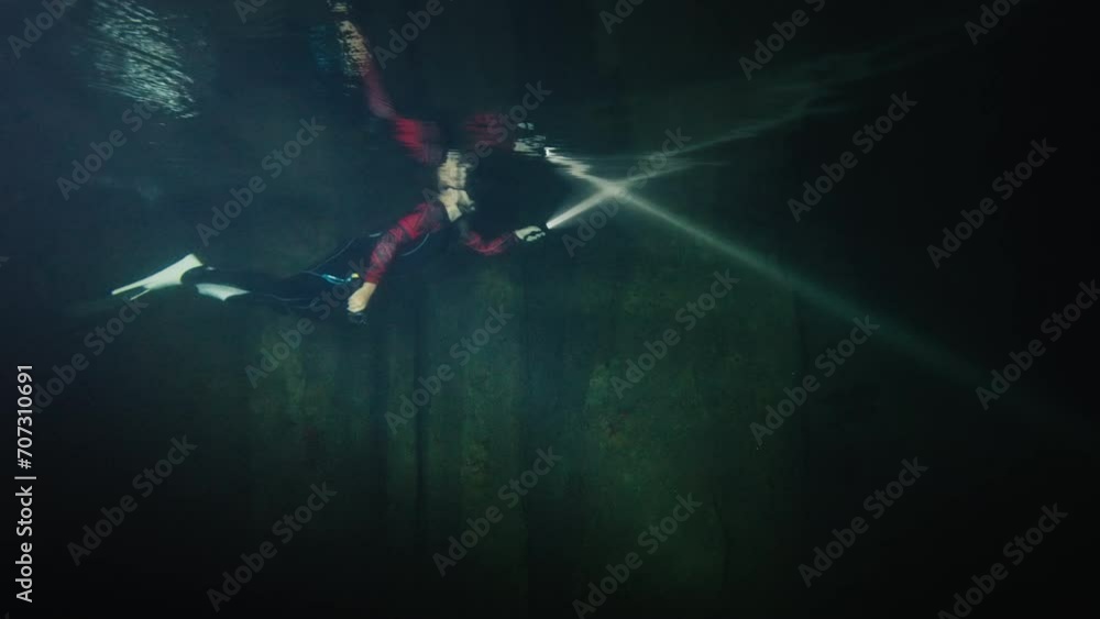 Vidéo Stock Cave freediving. Freediver swims underwater and explores ...