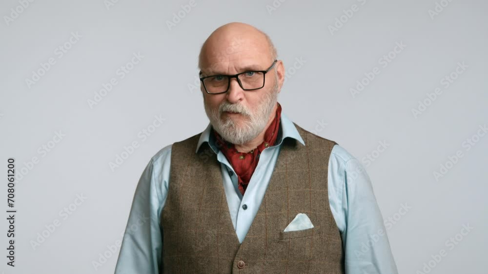 Vidéo Stock A middle-aged man awkwardly looking, showing through his ...