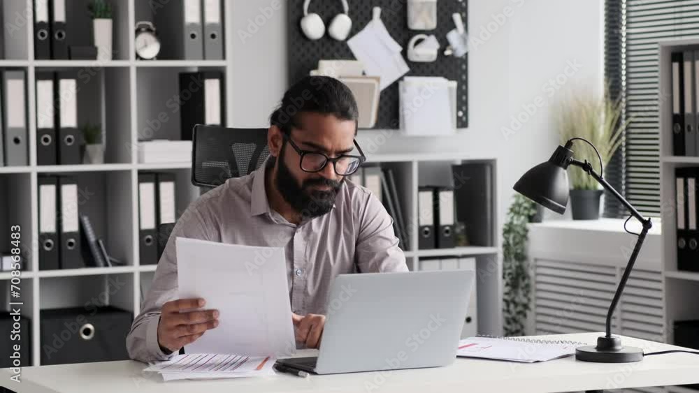 Vidéo Stock Indian businessman engages in focused work within an office ... Vidéo Stock Indian businessman engages in focused work within an office ...