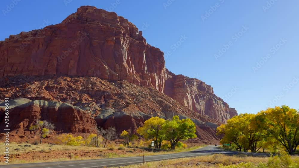 Vidéo Stock Establishing shot of mountains with red rocks background in ...