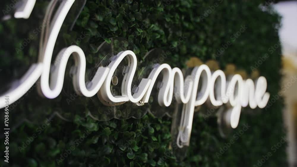 Vidéo Stock The image shows a neon sign that reads "Champagne" with a ...