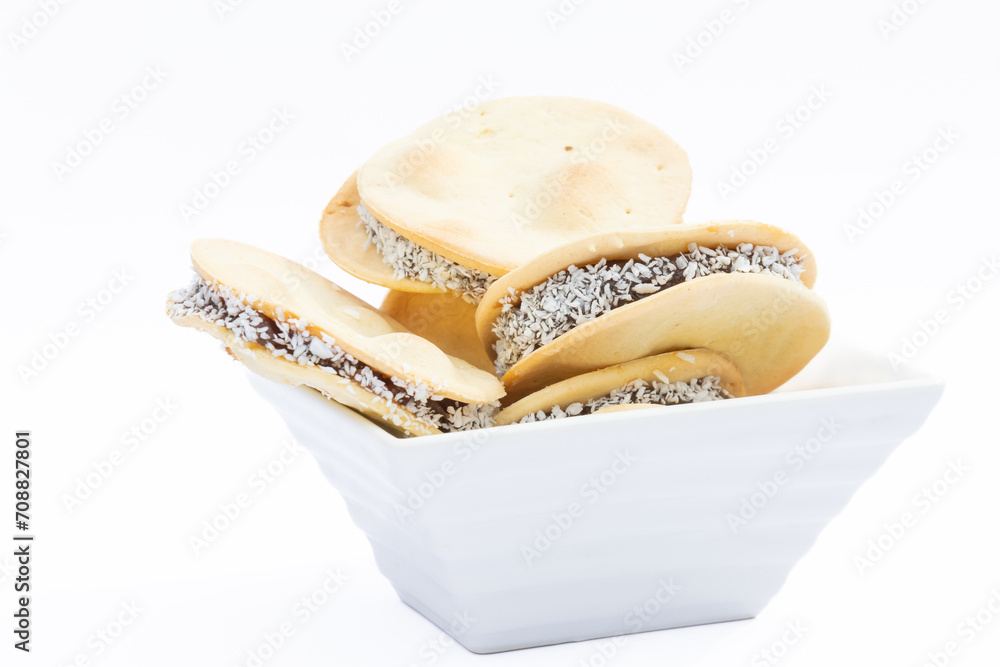 Alfajor (Hojarasca de Chancaca o manjar) Producto tradicional típico de ...