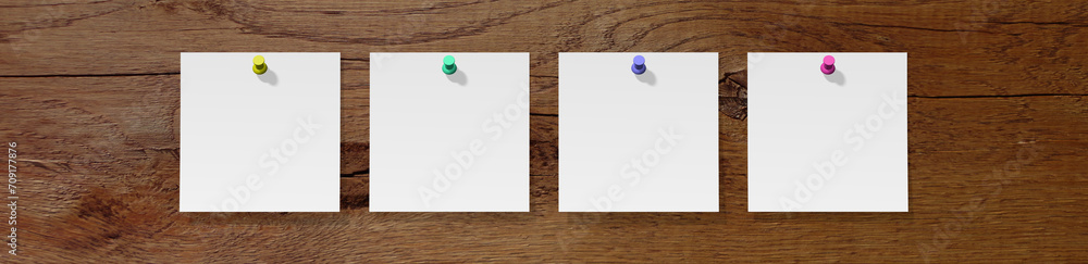 vier leere weiße Notizzettel auf ein Holzbrett gesteckt Stock ...