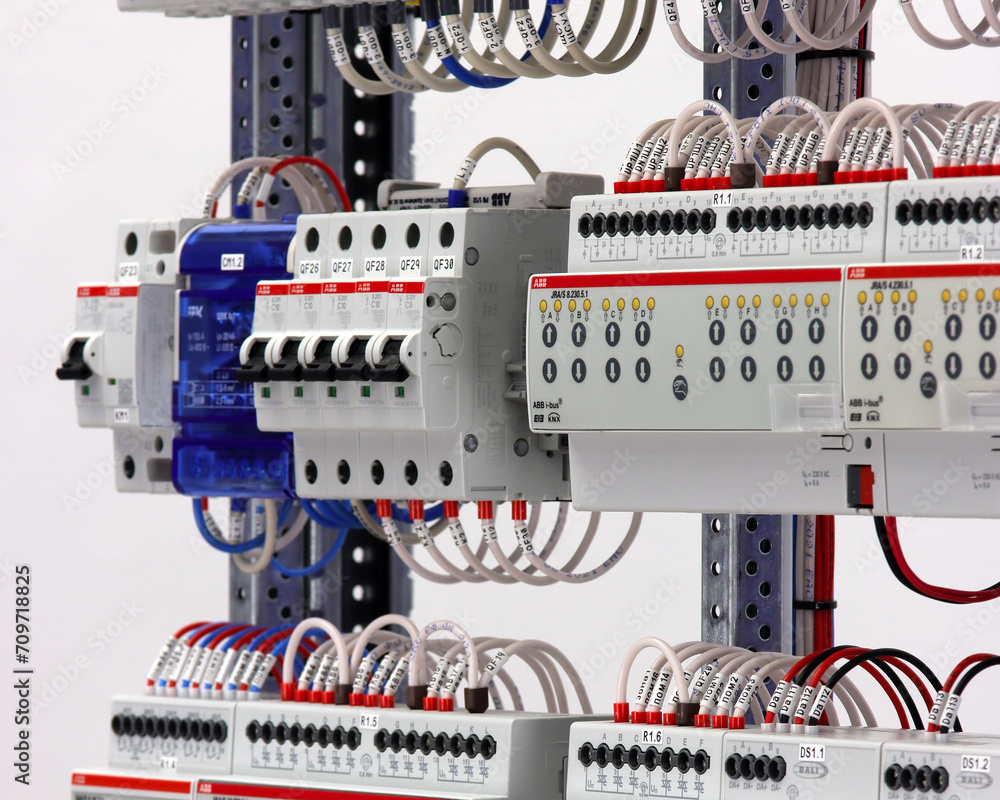 The automation module, controlled via the KNX data bus, is installed in ...