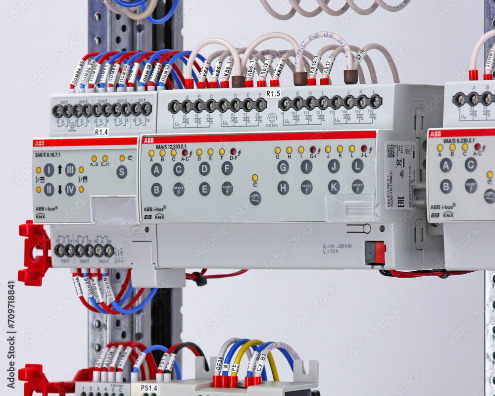 The automation module, controlled via the KNX data bus, is installed in ...