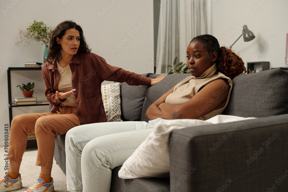 Foto de Upset young African American woman with arms crossed against ...